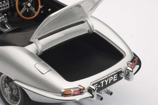 AUTOart 1:18 Scale Jaguar E-Type Roadster Series 1 3.8, Silver, with ...