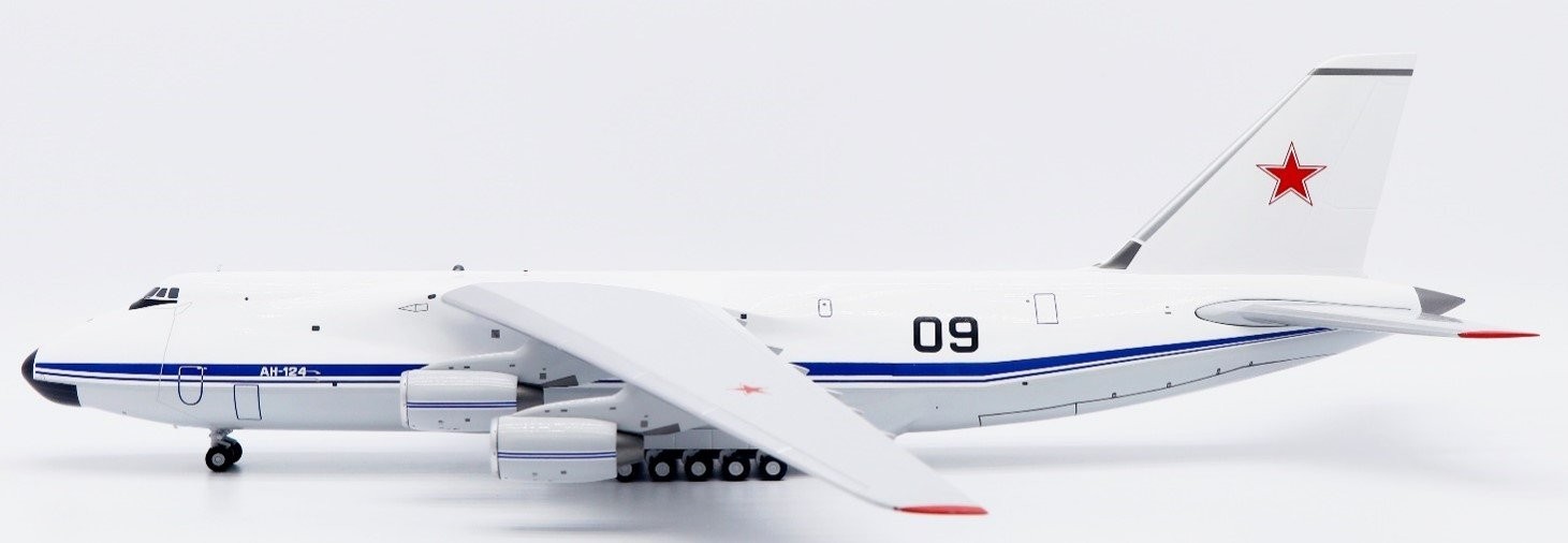 Soviet Air Force Antonov An-124 Reg: 09 XX20702 JCWings 1:200 ezToys ...