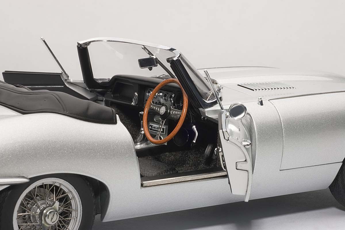 AUTOart 1:18 Scale Jaguar E-Type Roadster Series 1 3.8, Silver, with ...