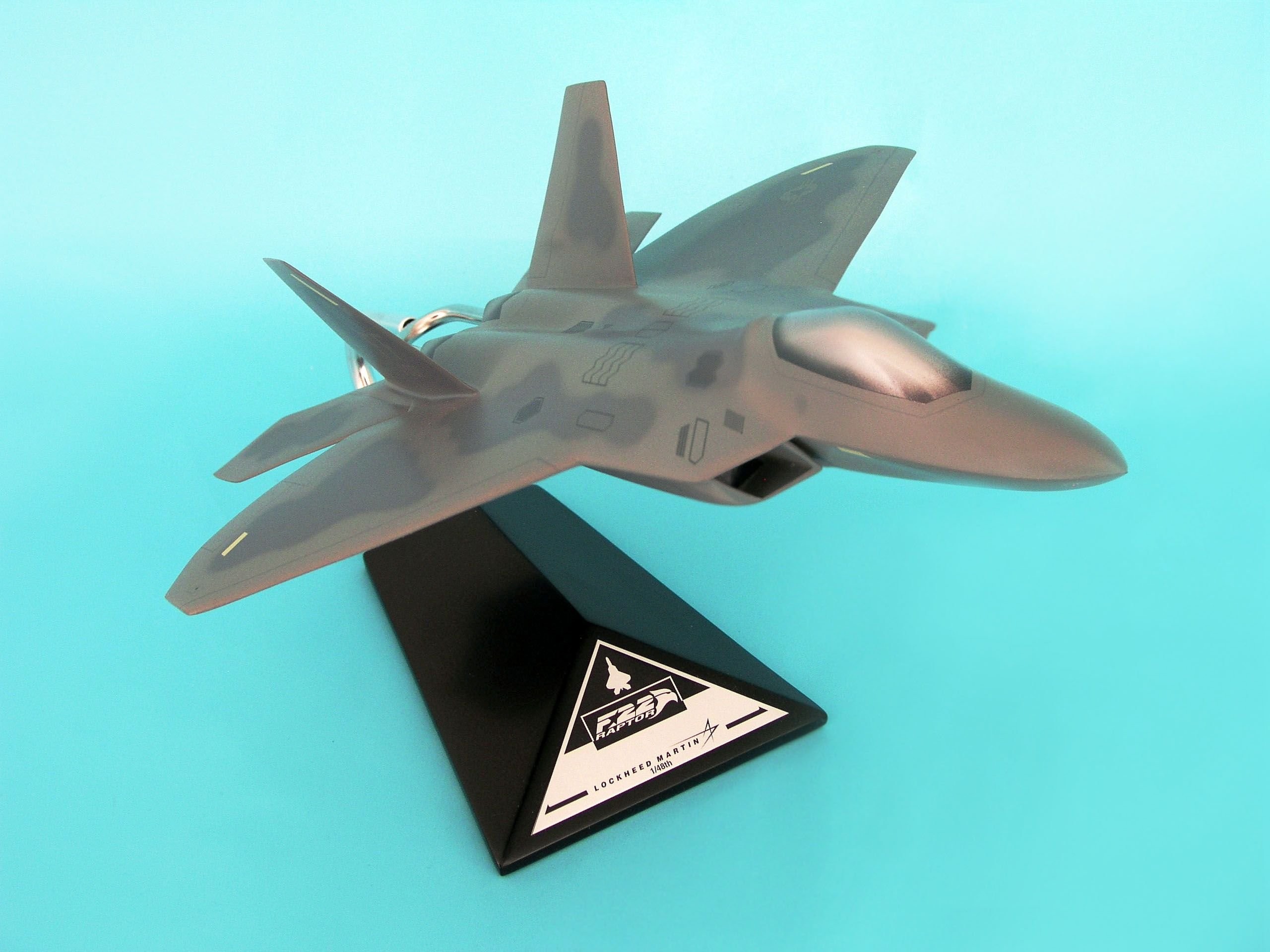 Executive Series F-22 Raptor aircraft desktop model. ezToys - Diecast ...
