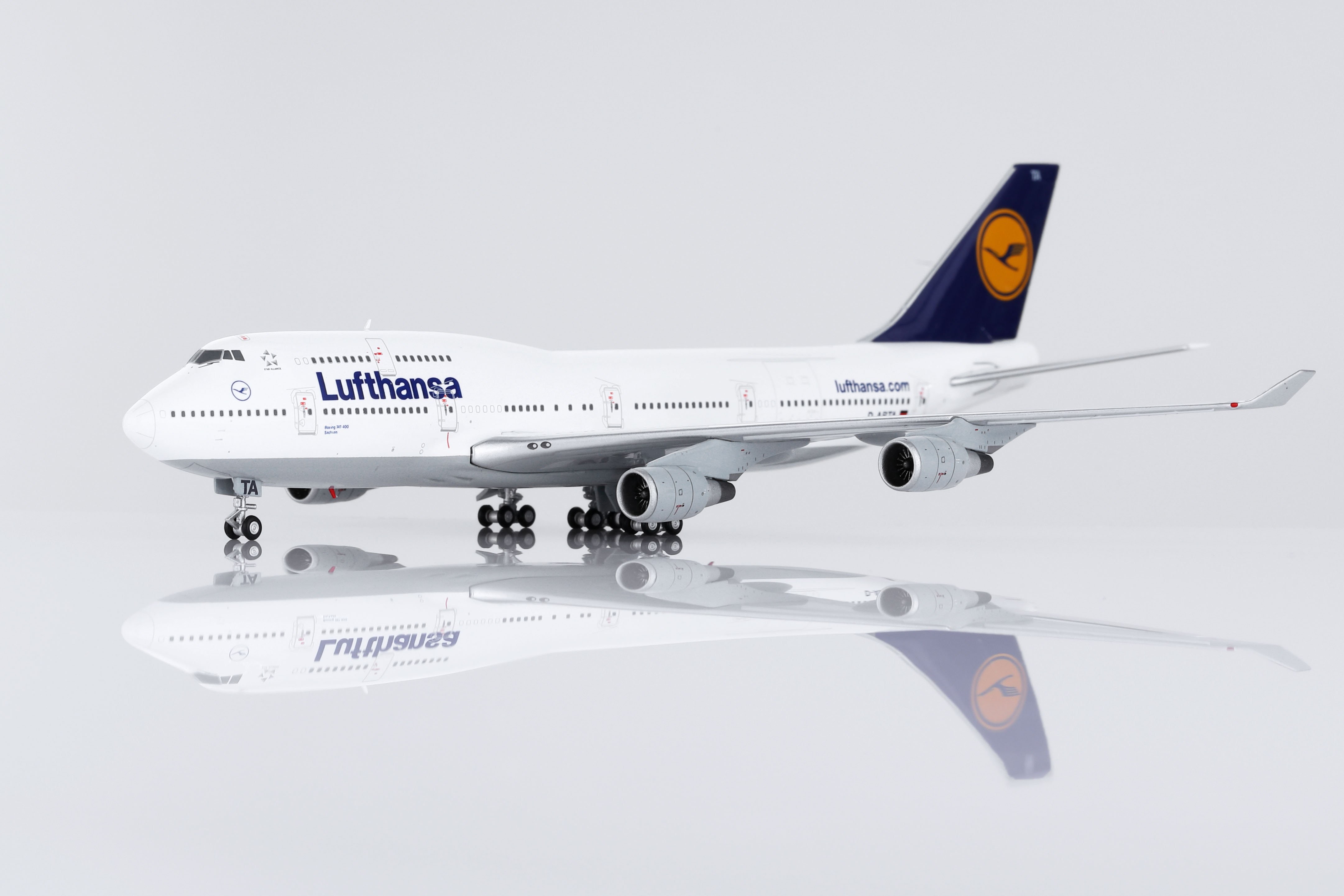 Lufthansa Boeing 747-400 Reg: D-ABTA YY74411 YY Wings 1:400 ezToys ...