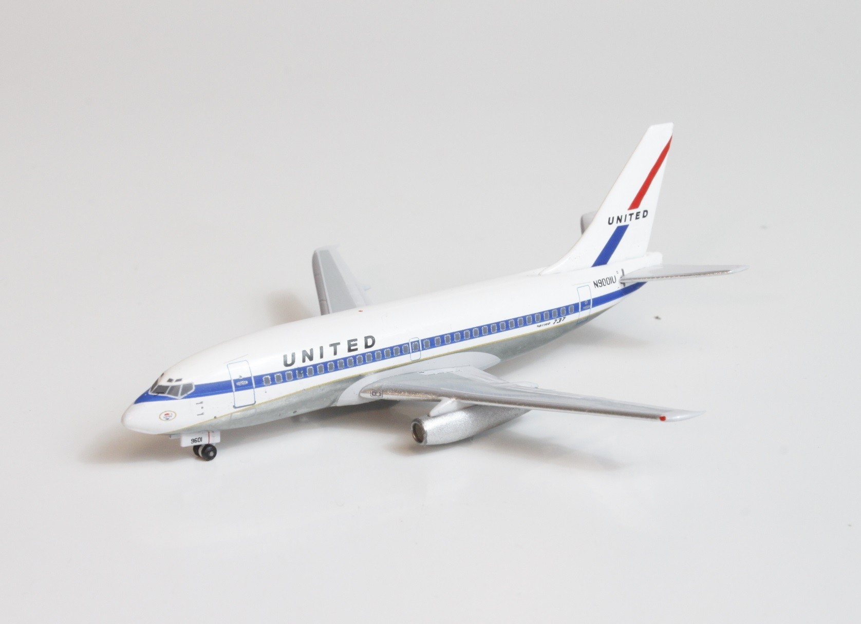 United Boeing 737-200 N9001U Aero Classics AC19627 scale 1:400 ezToys ...